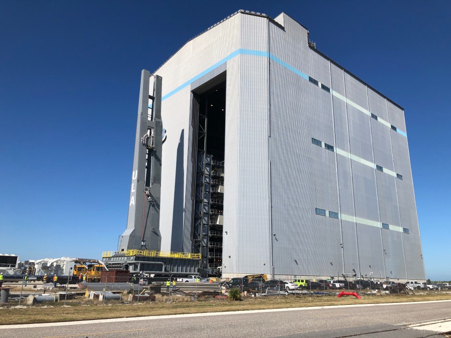 ULA rolls out new launch mount for Vulcan rocket