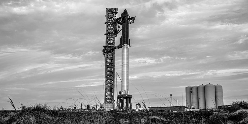 dearMoon crew announced for lunar Starship mission, whenever it may happen