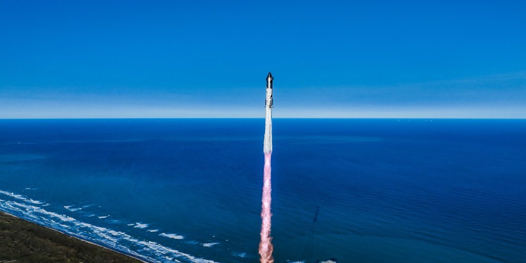 Starship Flight 6: SpaceX launches a banana into space